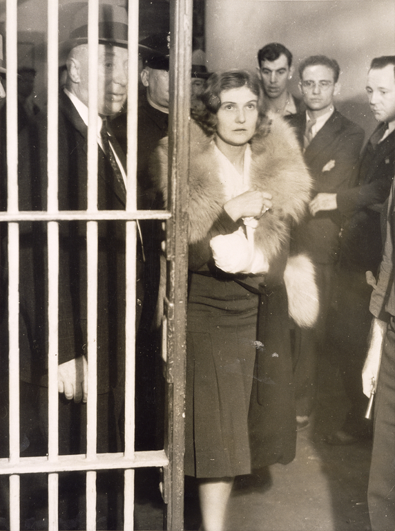 Winnie Ruth Judd, with Bandaged Hand, Walks into L.A. County Jail ...